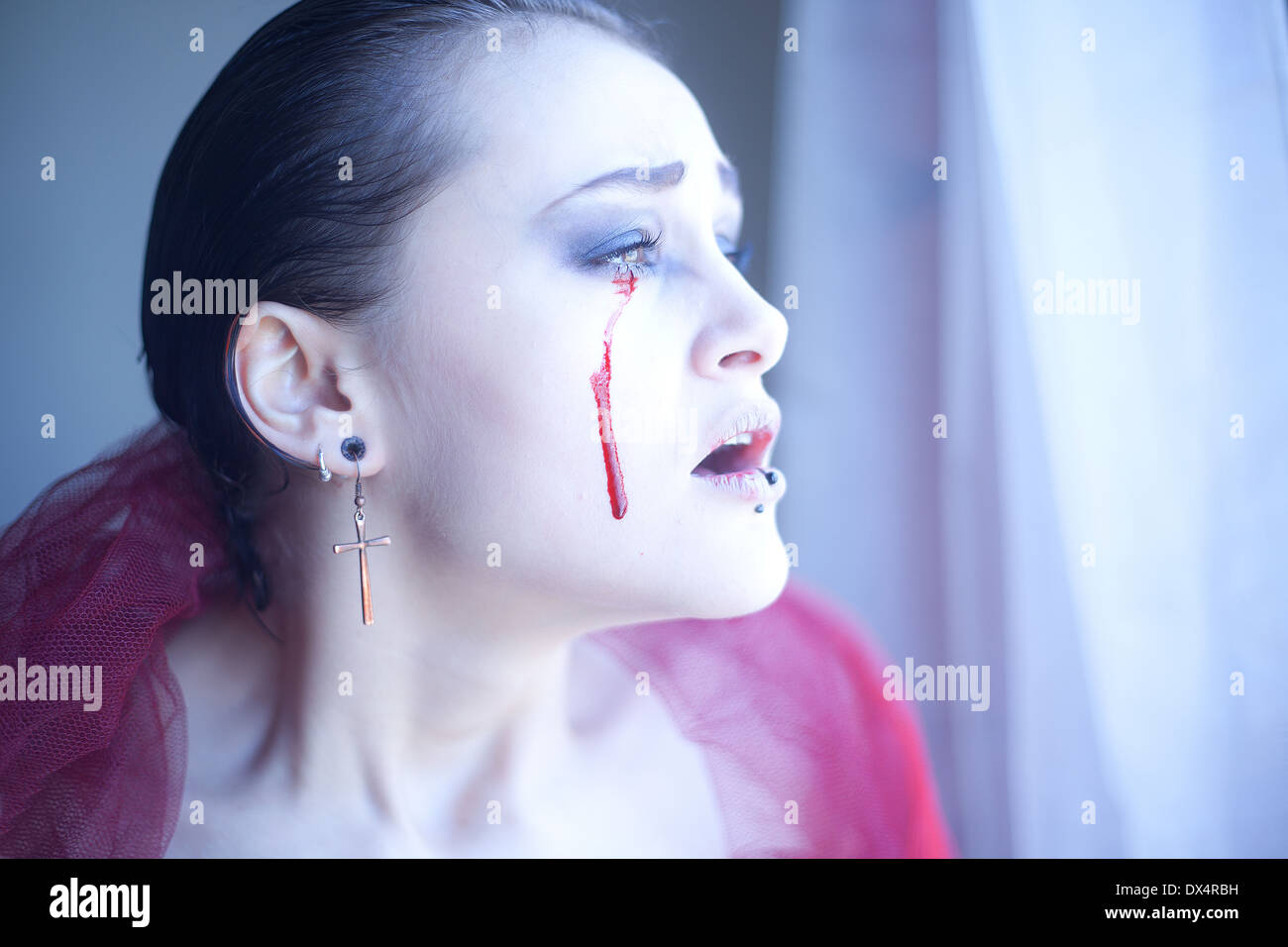 Femme pleure Banque de photographies et d’images à haute résolution - Alamy