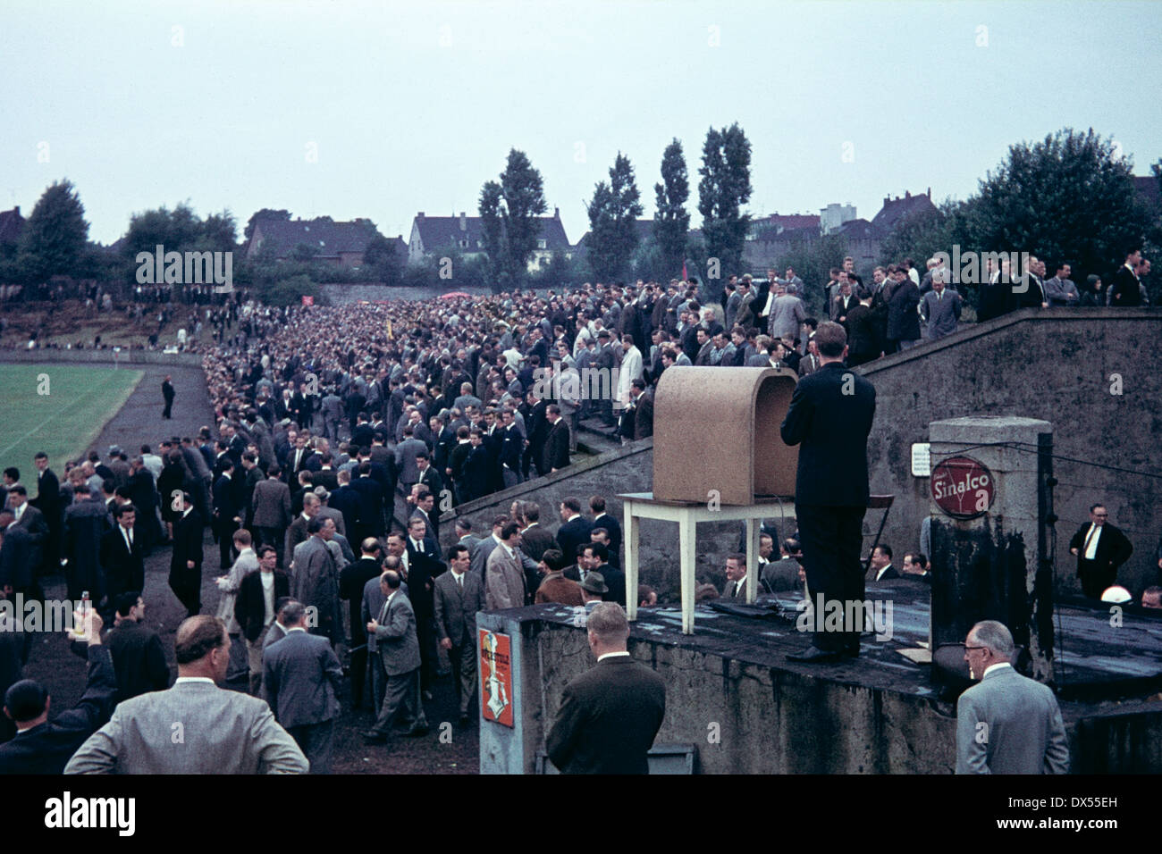 sport-football-1960s-fans-crowd-banque-de-photographies-et-d-images