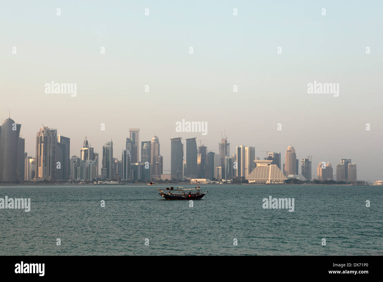 Skyline de qatar Banque de photographies et d’images à haute résolution ...