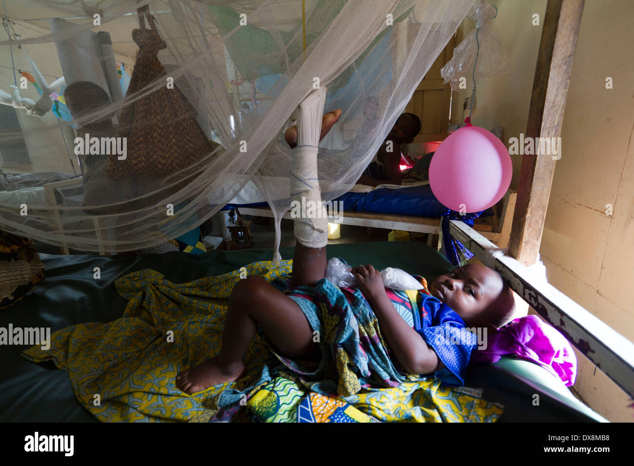 Soins dans l'hôpital de MSF à Rutshuru, Nord Kiwu ,,RDC,République ...