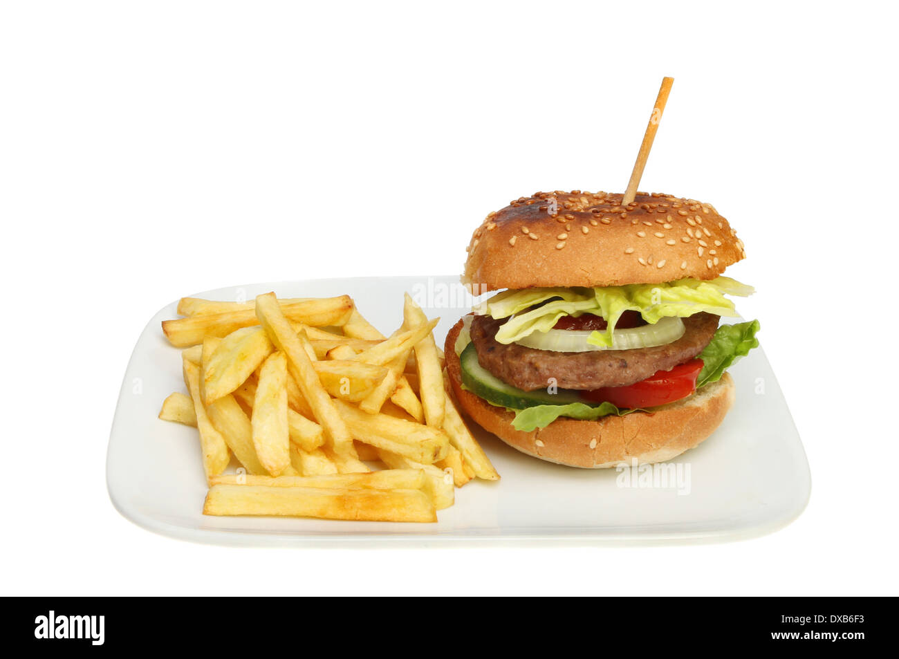 Burger and chips on a plate Banque de photographies et d’images à haute ...