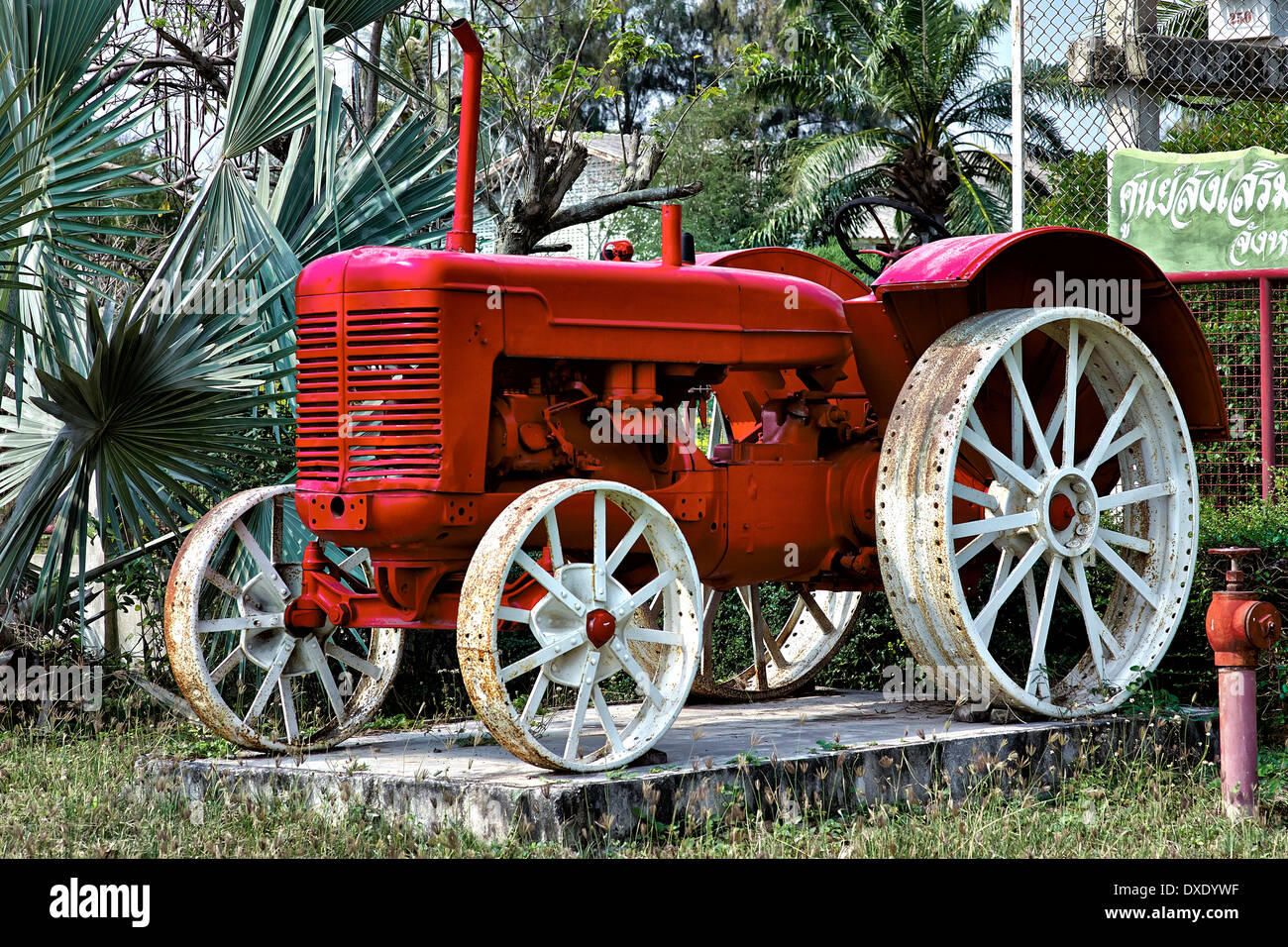 Tracteurs agricoles rouges Banque de photographies et d’images à haute ...