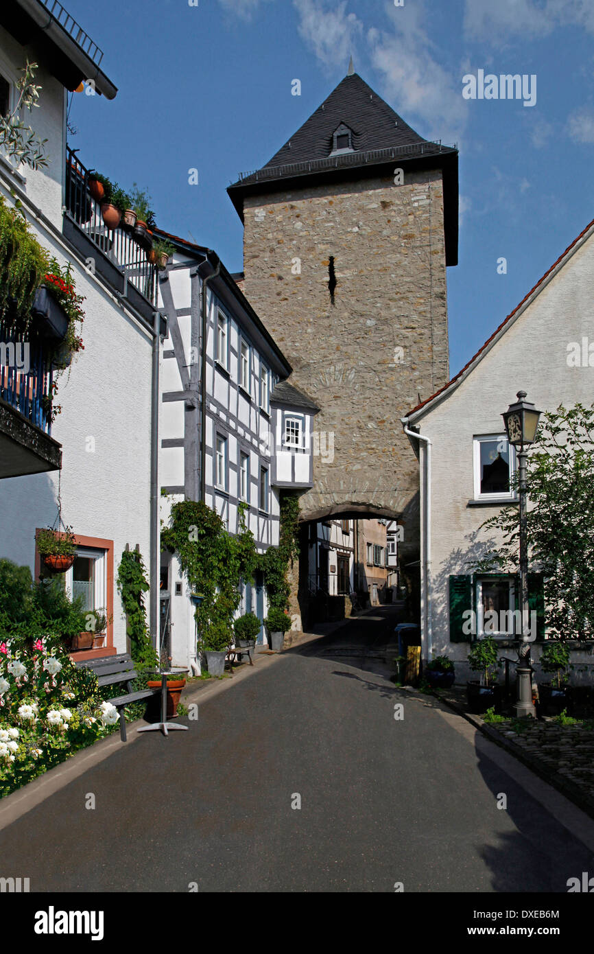 La porte de chêne gothique carré tour shell avec toit tente la seule ...