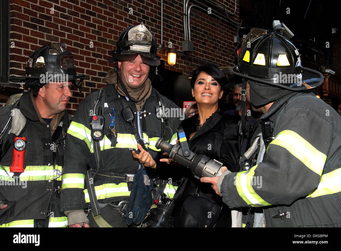 Salma Hayek qui posent avec les pompiers "le Late Show with David ...