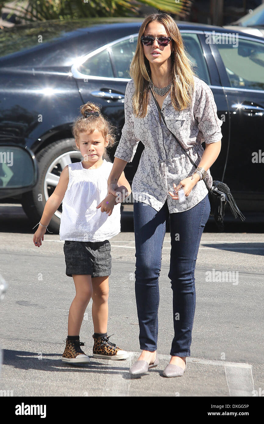 Jessica Alba et sa fille Honor Marie Warren arrivent sur les aliments ...