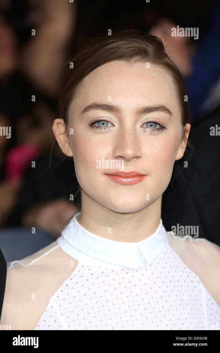 L'actrice Saoirse Ronan La première de 'The Twilight Saga : Breaking ...