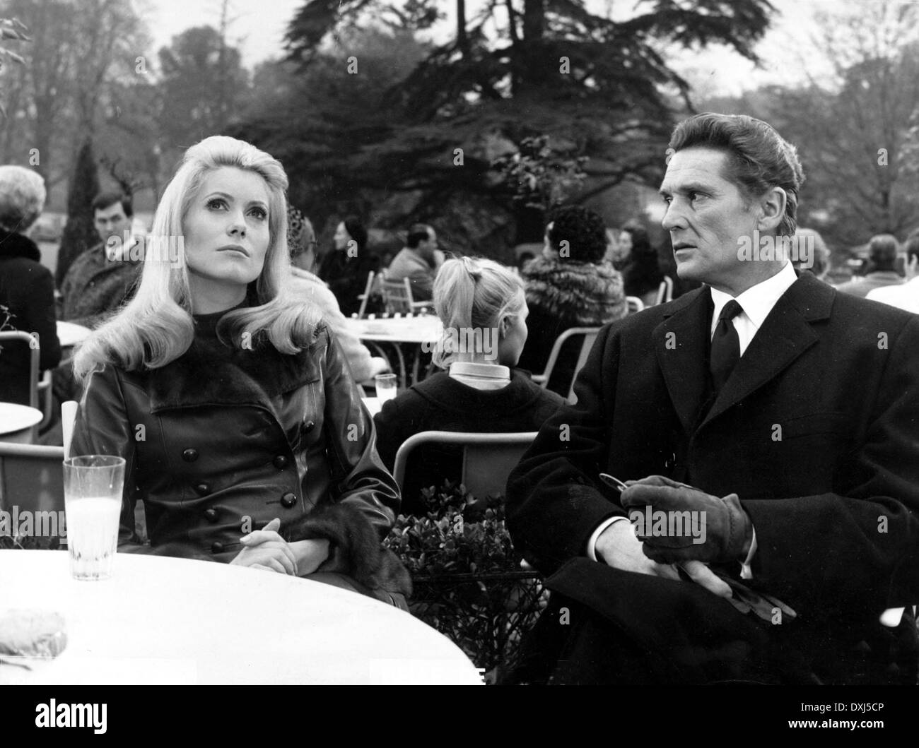 Belle de jour 1967 catherine deneuve Banque de photographies et d’images à haute résolution - Alamy