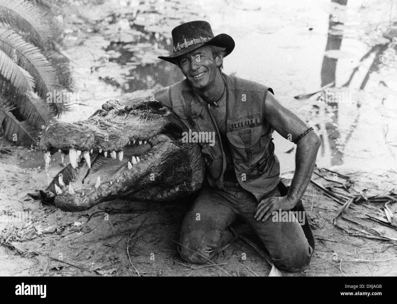 Crocodile dundee film Banque d'images noir et blanc - Alamy