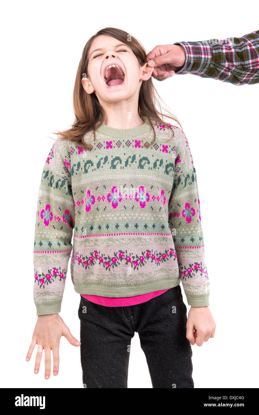 Jeune fille d'être puni avec tirant l'oreille Photo Stock - Alamy