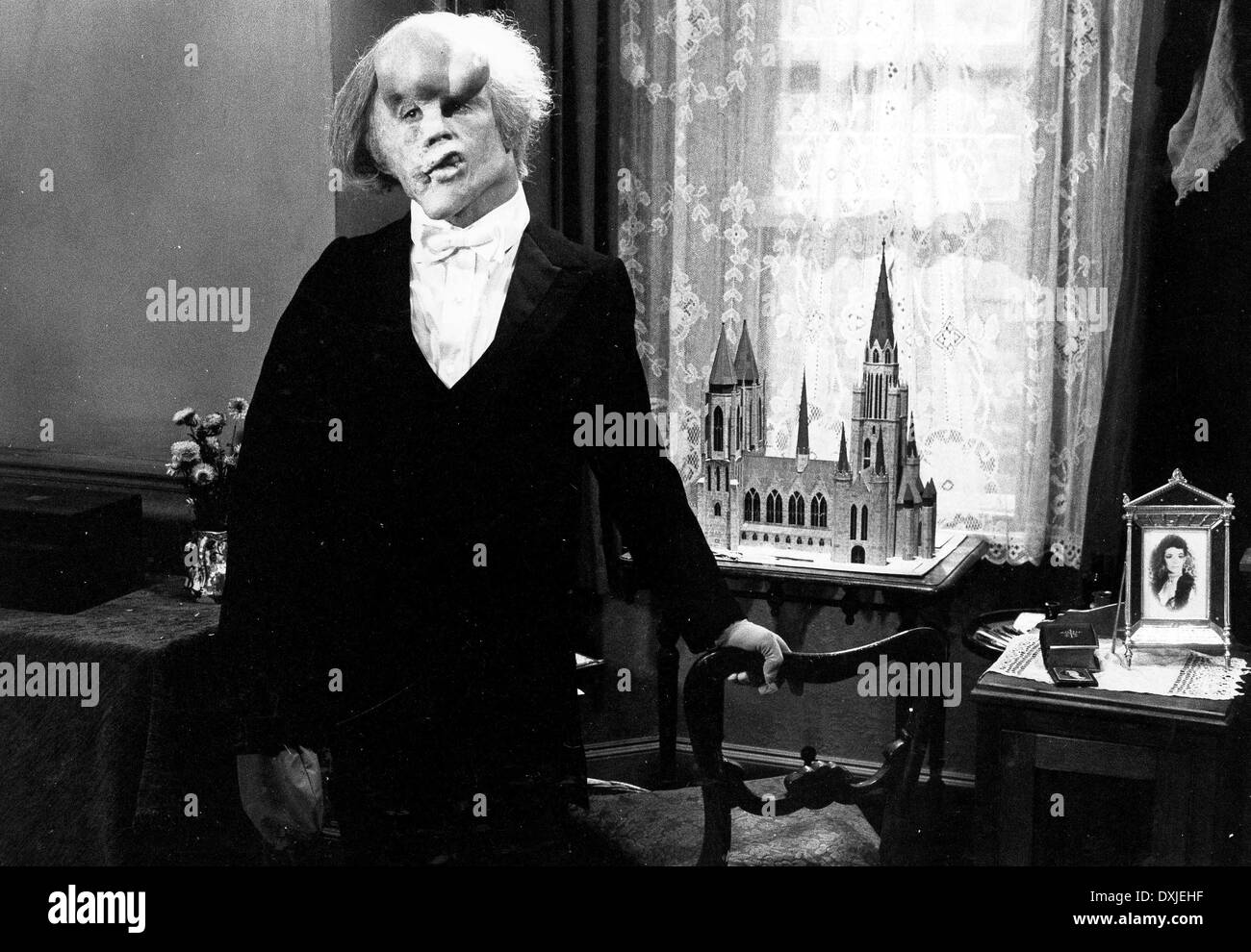 The elephant man john hurt Banque de photographies et d’images à haute ...