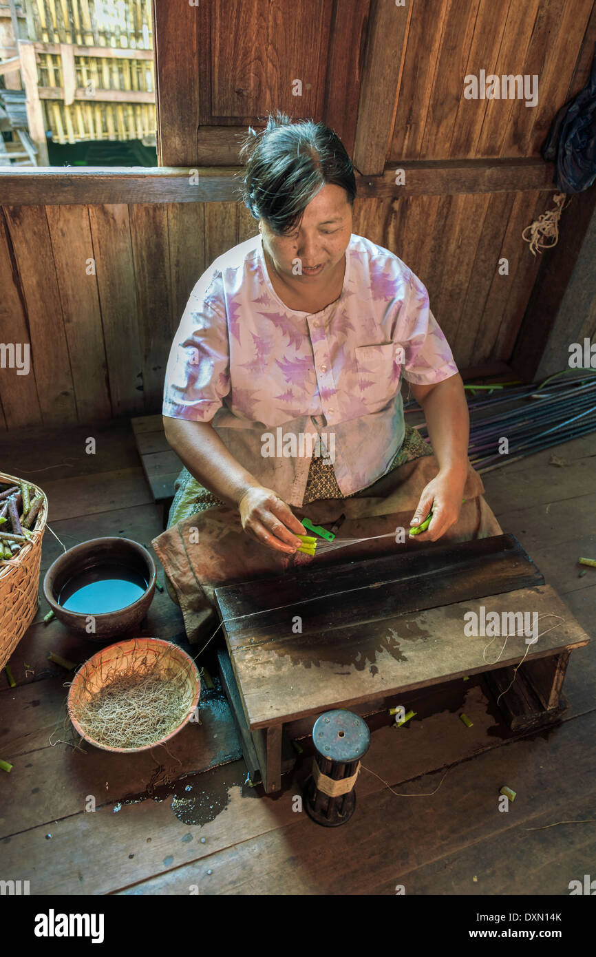 Padonma kyar Banque de photographies et d’images à haute résolution - Alamy