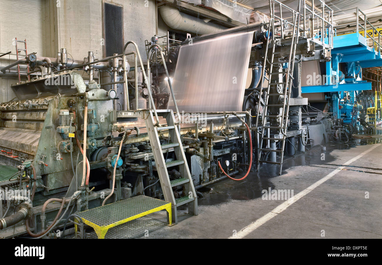 Vue rapprochée de la machine en usine de fabrication de papier, de pâte ...