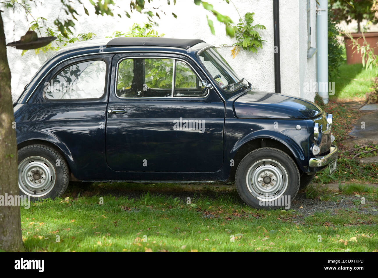 Fiat 500 Abarth stationné à l'extérieur d'une maison dans le pays Photo ...