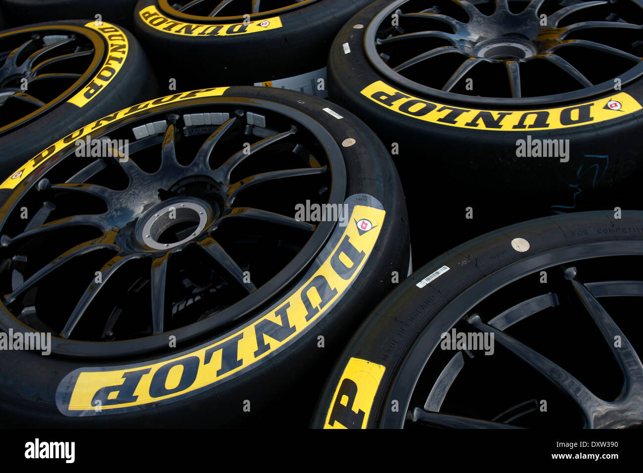 Dunlop racing tyres Banque d'image et photos - Alamy