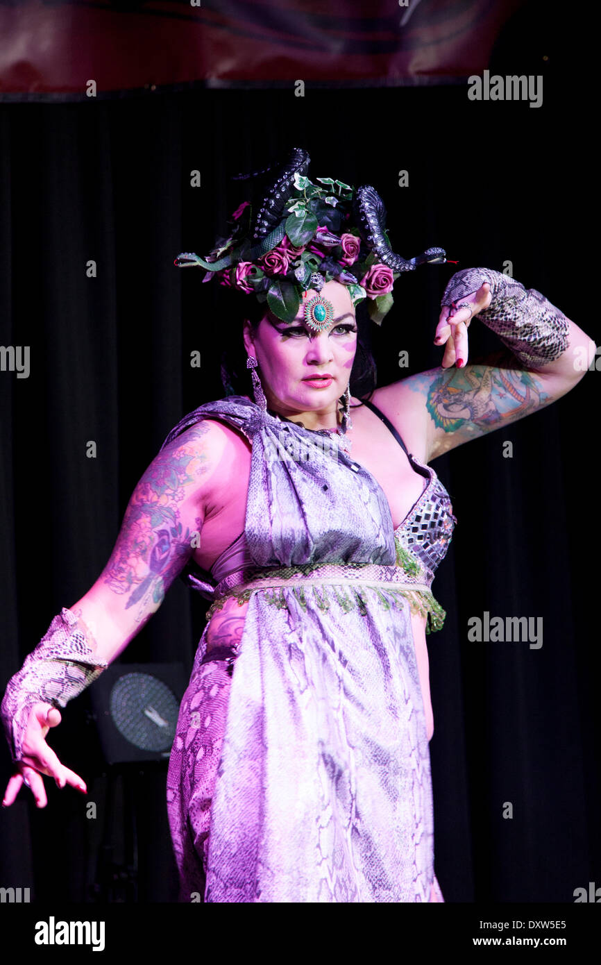 Raven noir secrets boudoir burlesque Banque de photographies et d ...