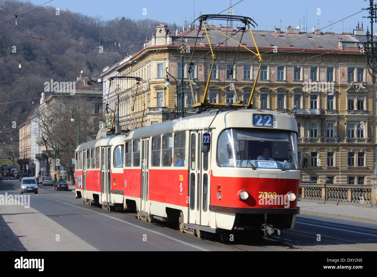 Le tram traverse le pont prague Banque de photographies et d’images à ...