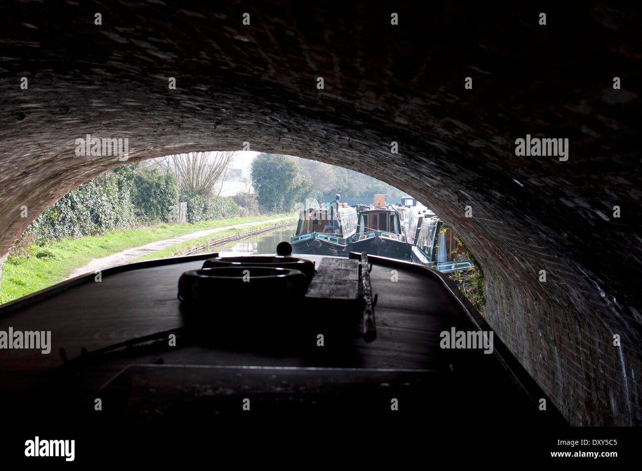 Bateau fluvial passant sous un pont bas Banque de photographies et d ...