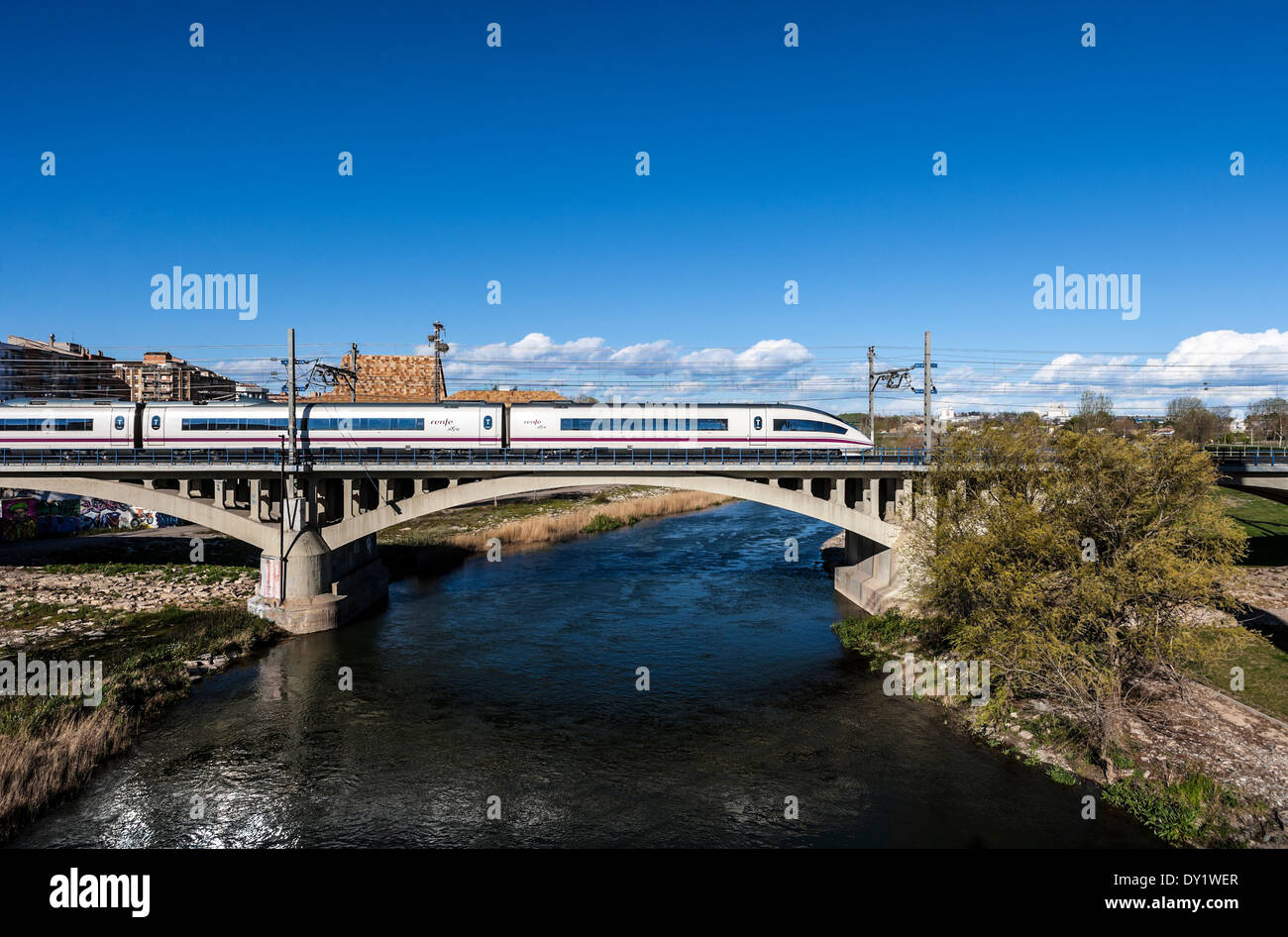 Train sur un pont Banque de photographies et d’images à haute ...