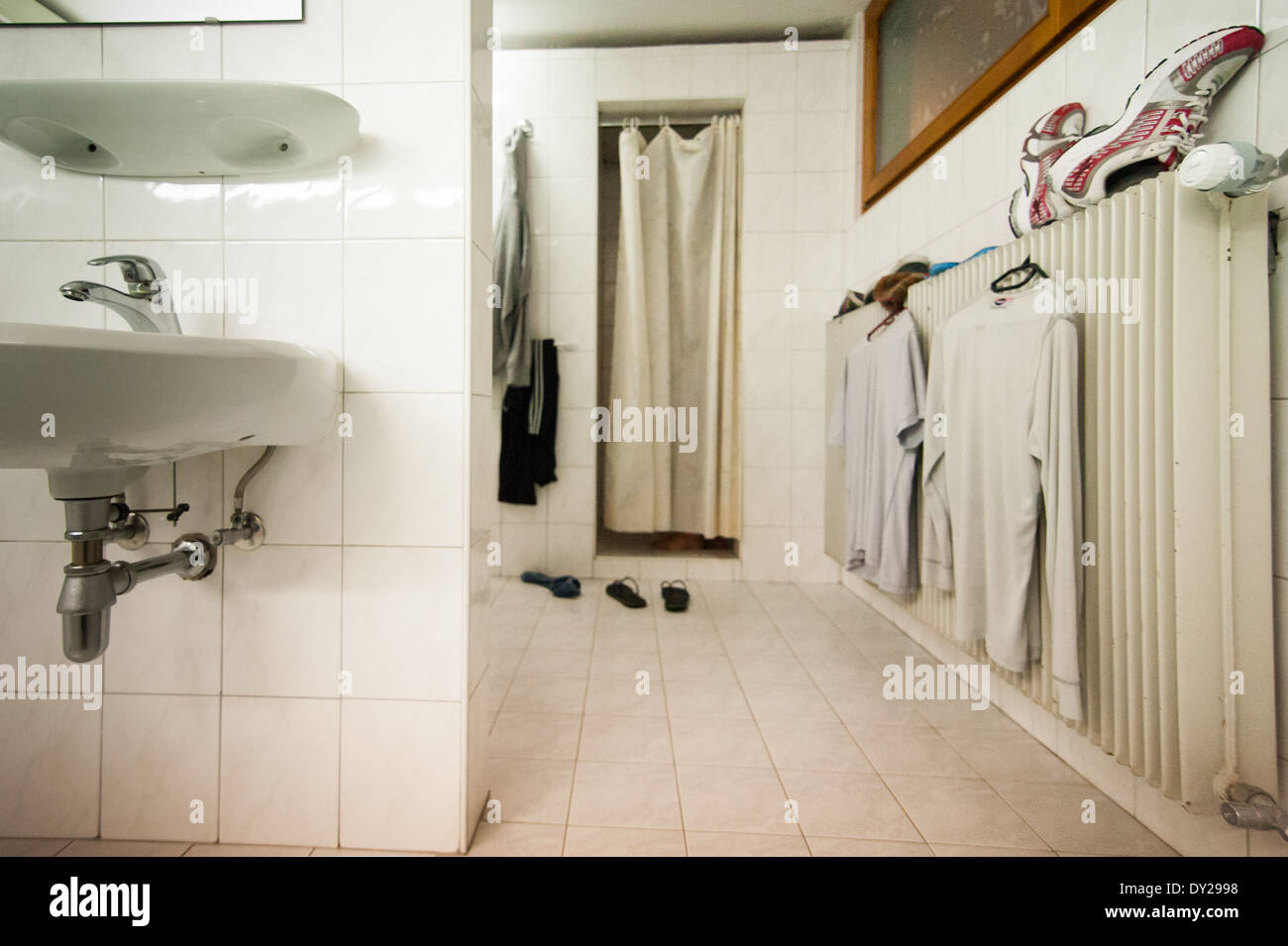 Man showering Banque de photographies et d’images à haute résolution ...