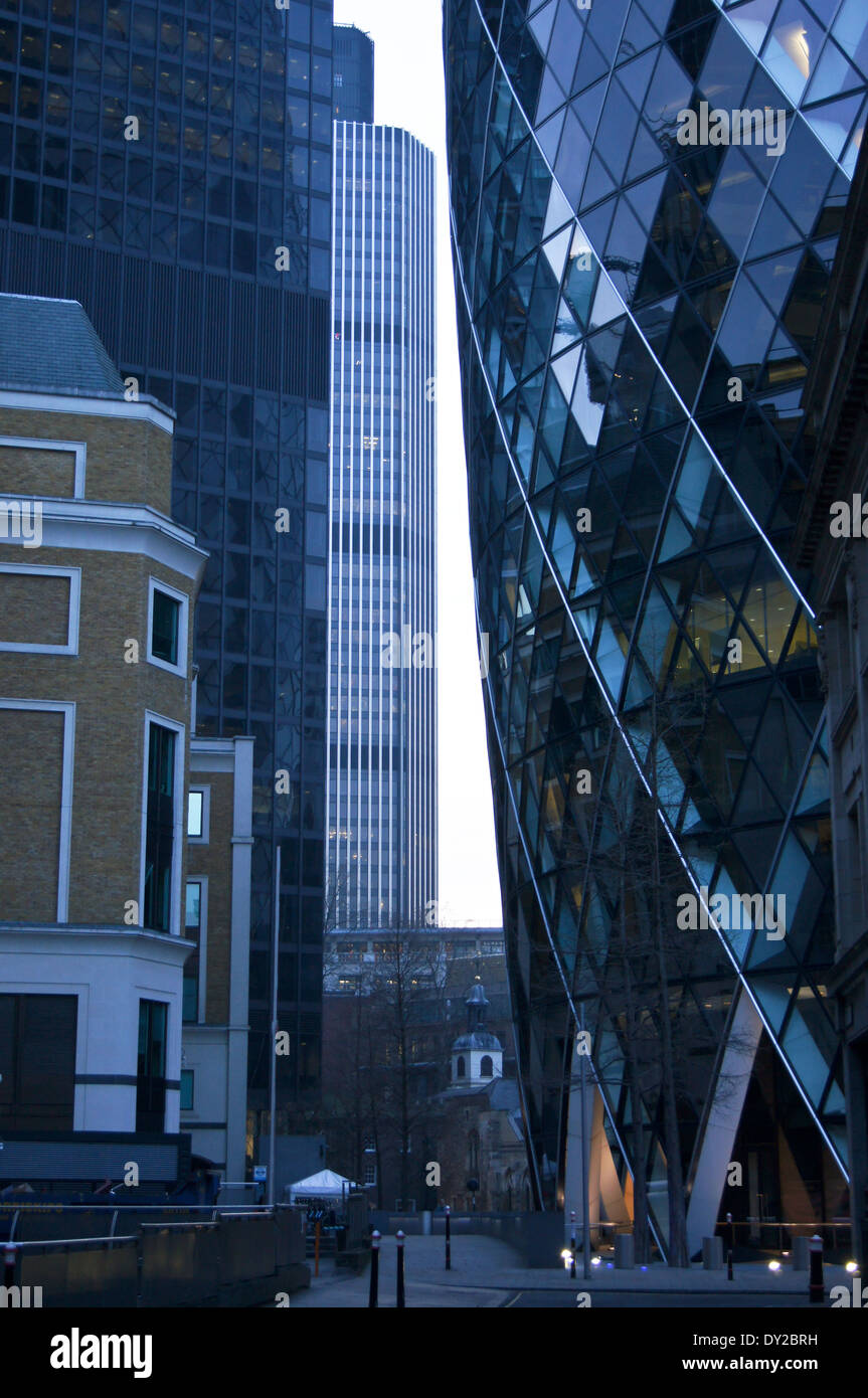 30 St Mary Axe (le Gherkin) par Norman Foster, 2003, et l'église Saint ...