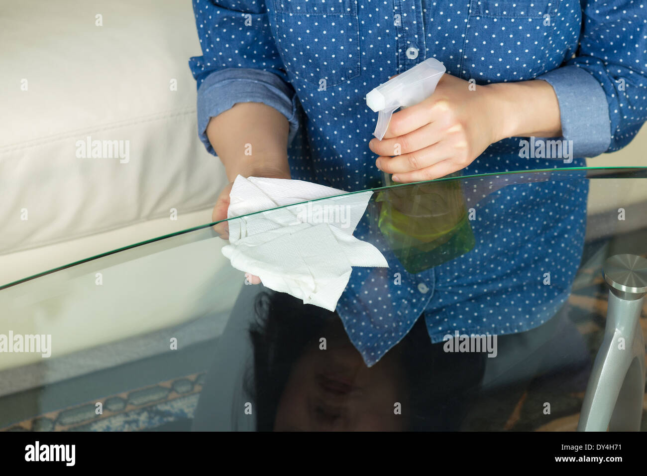 Photo horizontale essuyage mains féminine sous une table en verre avec ...