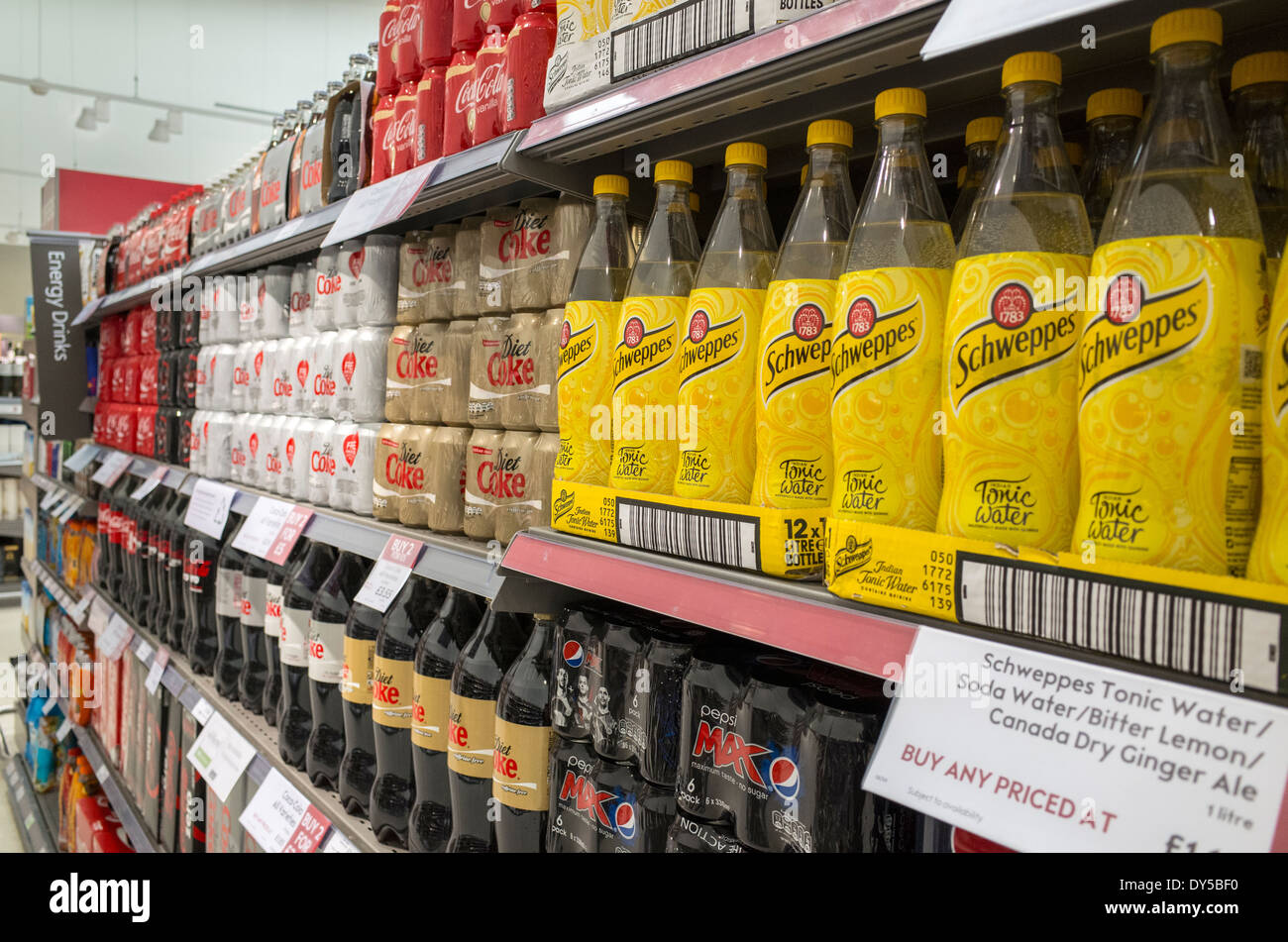 Les bouteilles et les boîtes de boissons gazeuses dans les supermarchés ...