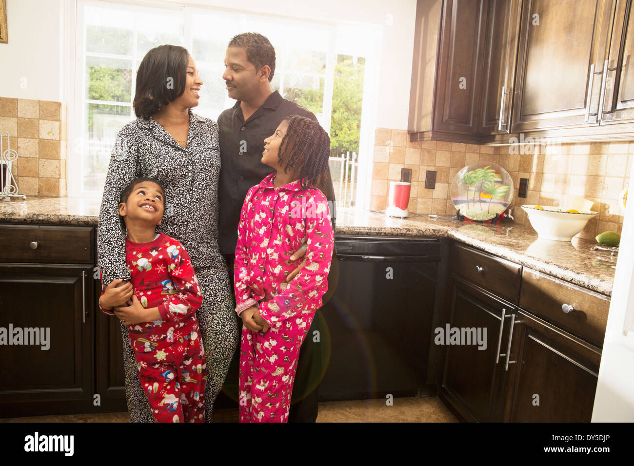 Couple Avec Son Fils Et Sa Fille Dans La Cuisine Photo Stock Alamy