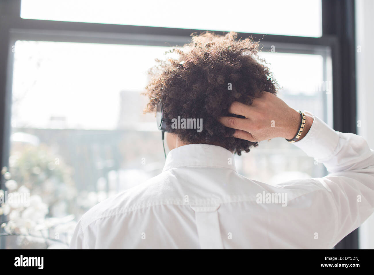 Homme se gratter Banque d'image et photos - Alamy