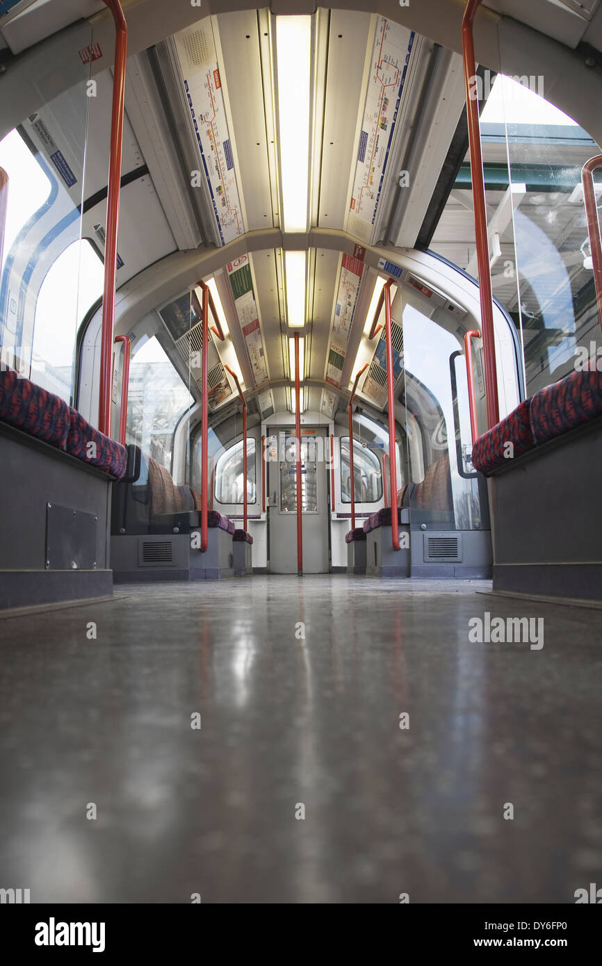 Central line underground train Banque de photographies et d’images à ...