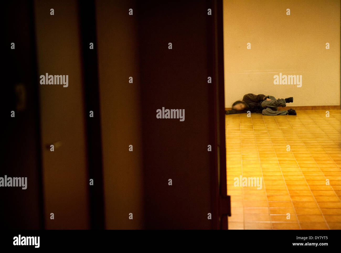 Homme malade pose dans un lit hopital Banque de photographies et d ...