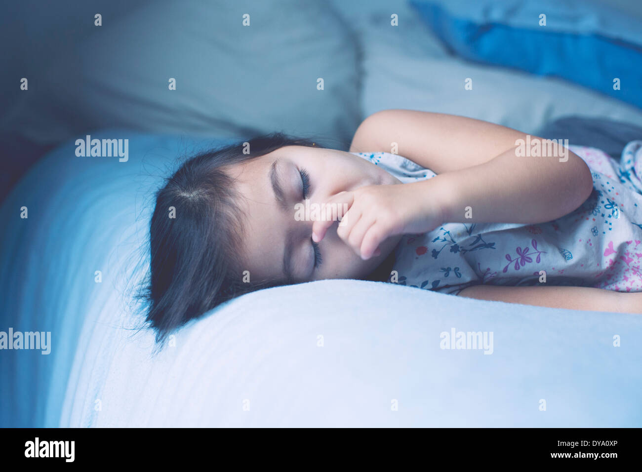 Petite fille endormie Banque de photographies et d’images à haute ...