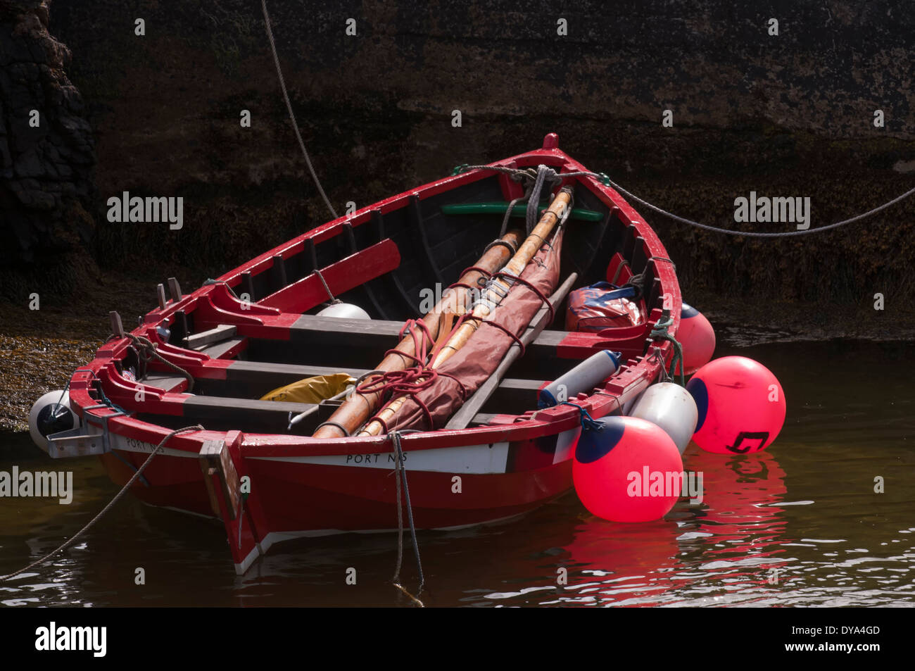 Bateau en bois avec rames Banque de photographies et d’images à haute ...