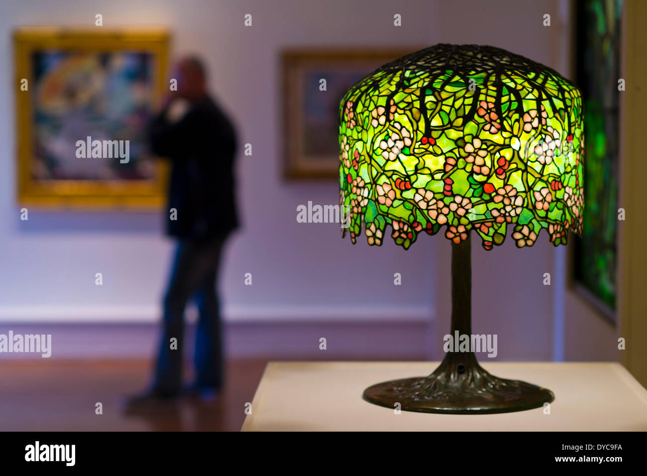 Tiffany lamp on table Banque de photographies et d’images à haute ...