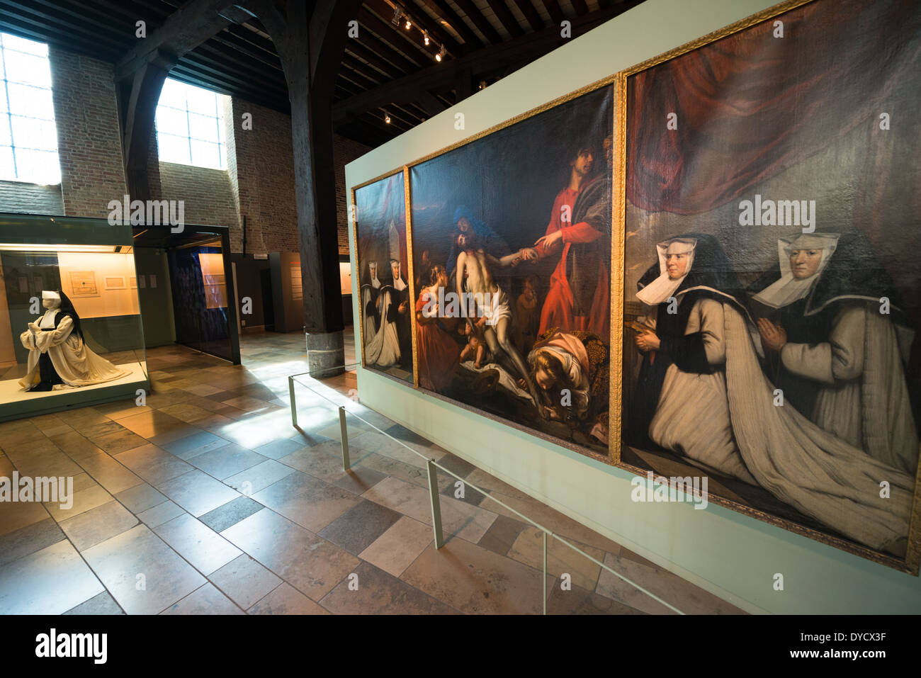 BRUGES, Belgique - Un tableau de triptyque et l'habitude de la nonne ...