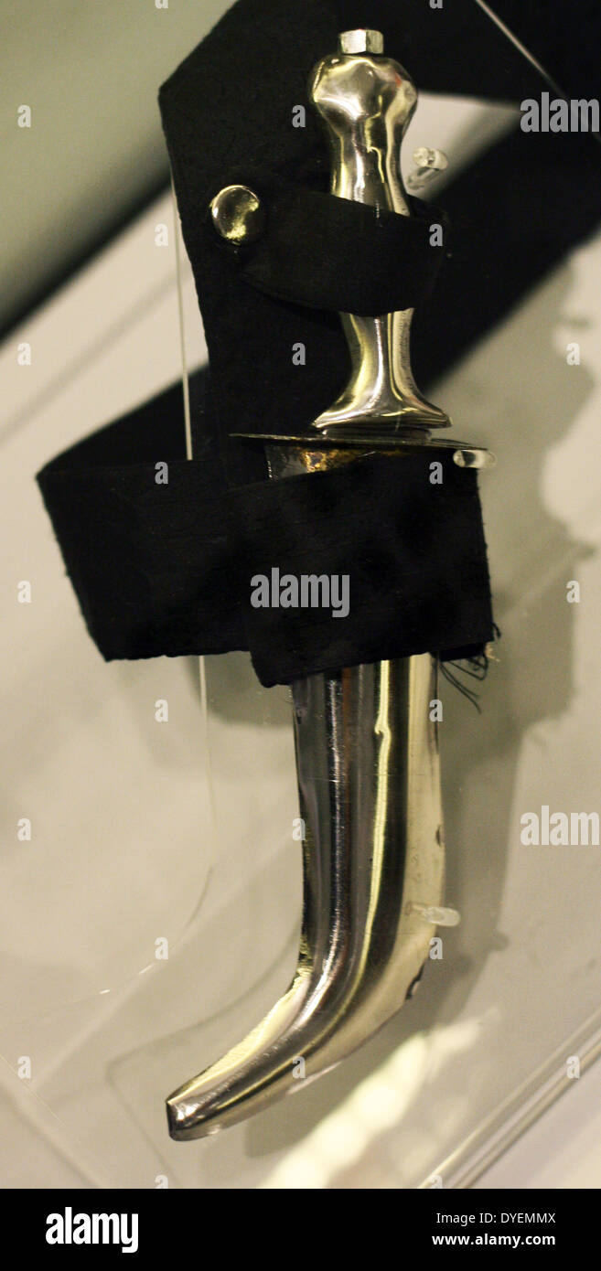 Le kirpan est un sabre de cérémonie ou poignard porté par les Sikhs ...