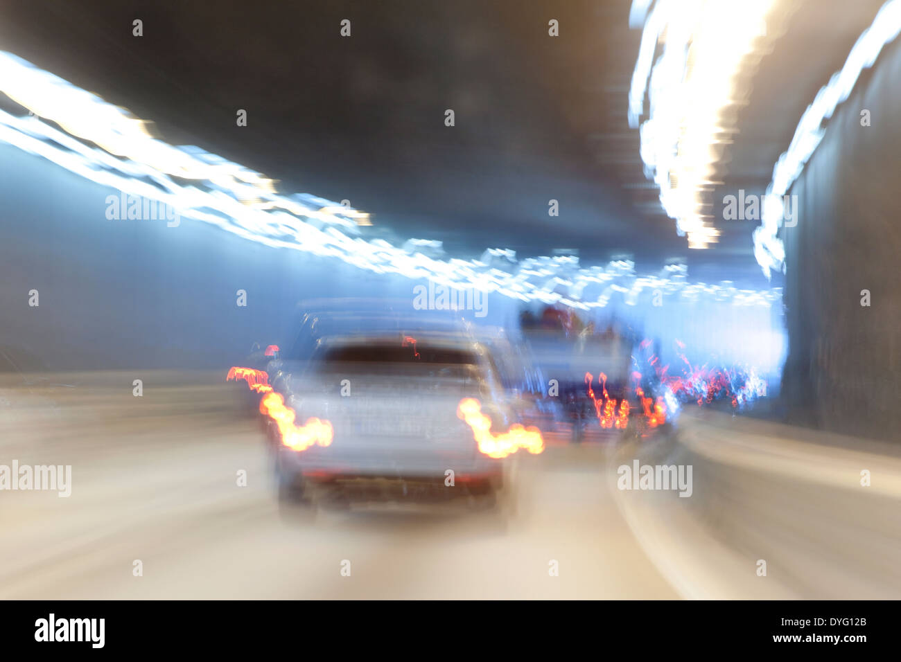Voiture dans le tunnel de l'autoroute Banque de photographies et d’images à haute résolution - Alamy