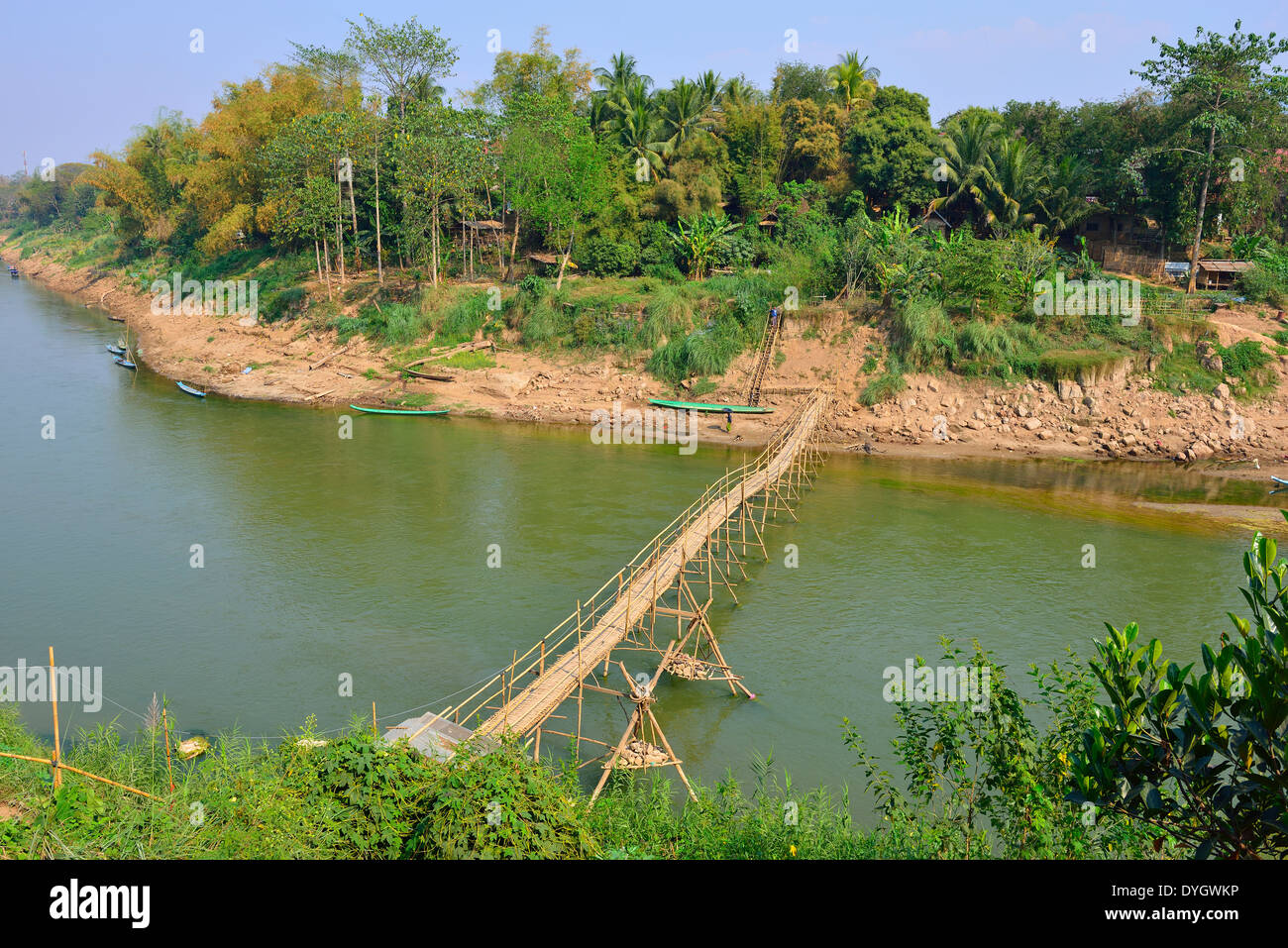 Wooden bamboo suspension bridge Banque de photographies et d’images à ...