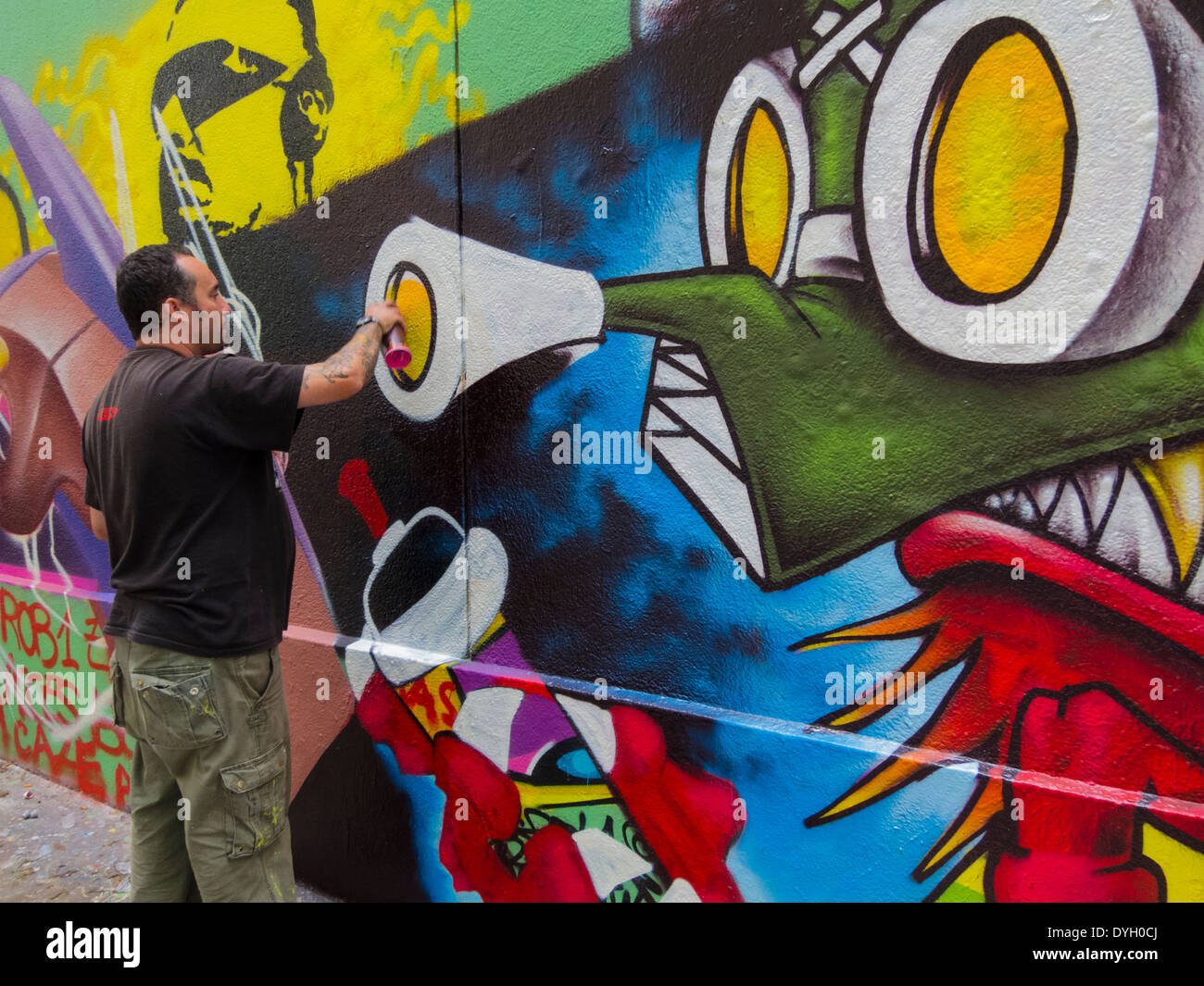 Paris, France, jeune artiste français Graffitti peinture en aérosol mur ...