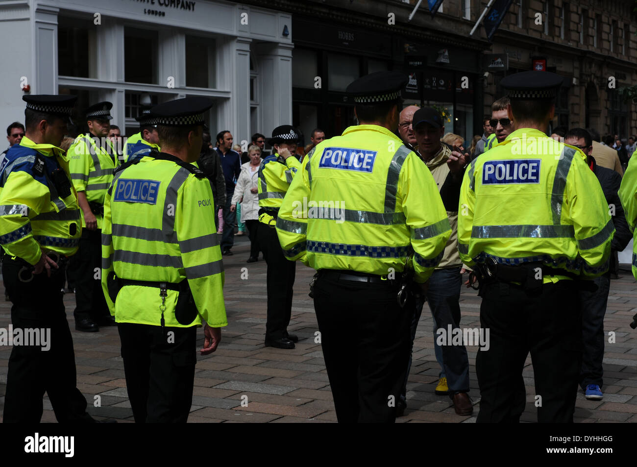 La queue de la police au cours d'une manifestation sur la rue animée de ...