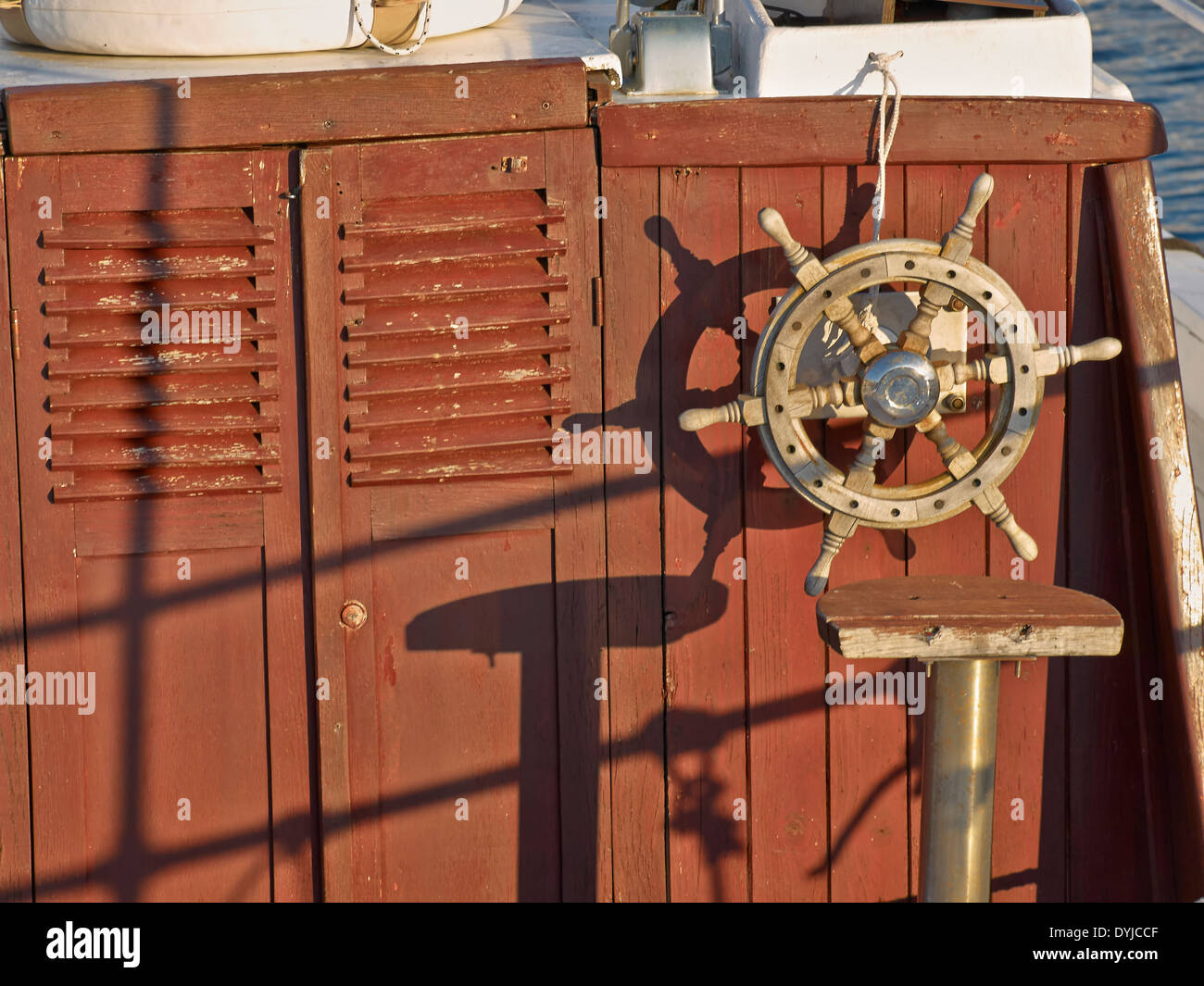Vieux gouvernail de bateau en bois Banque de photographies et d’images à haute résolution - Alamy