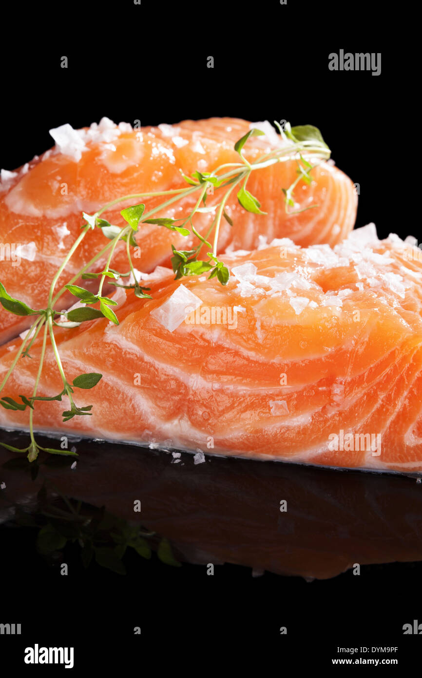 Saumon cru à la marjolaine fraîche des herbes et des cristaux de sel ...