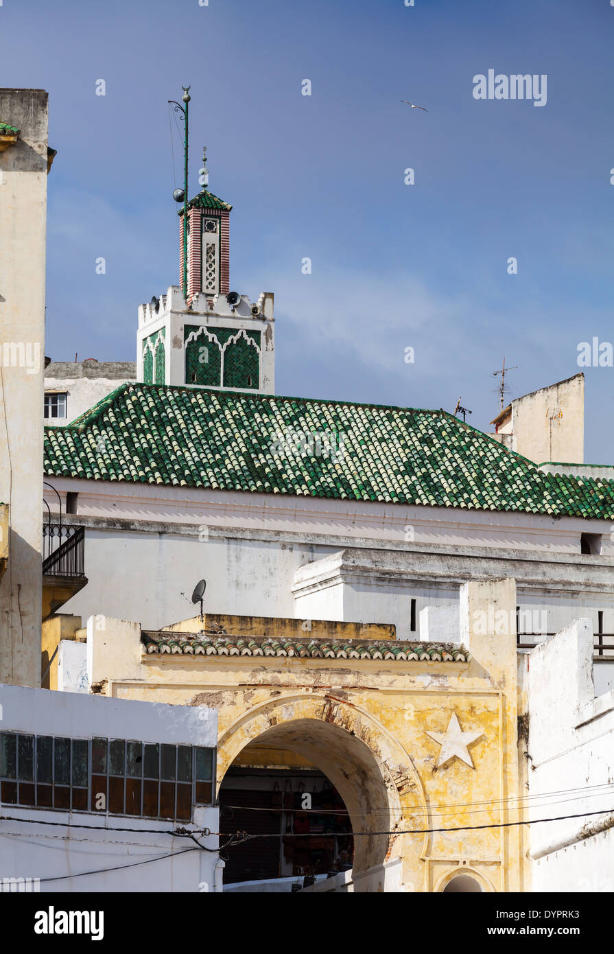 Ancienne mosquée et les toits de la médina. Vieille ville de Tanger ...