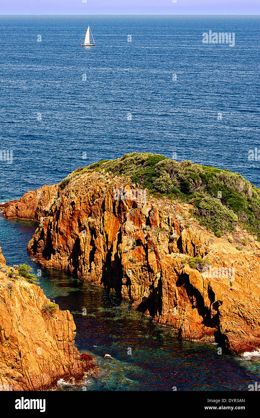 Europe, France, Var, corniche Esterel. Saint-raphaël. Les roches rouges ...