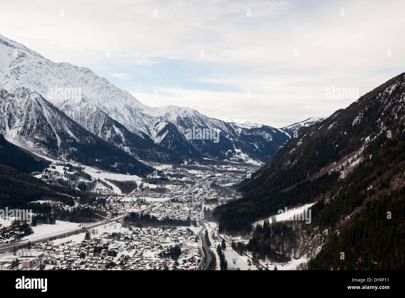 La vallée de Chamonix Mont-Blanc vu tout en parachute de Planpraz Photo ...