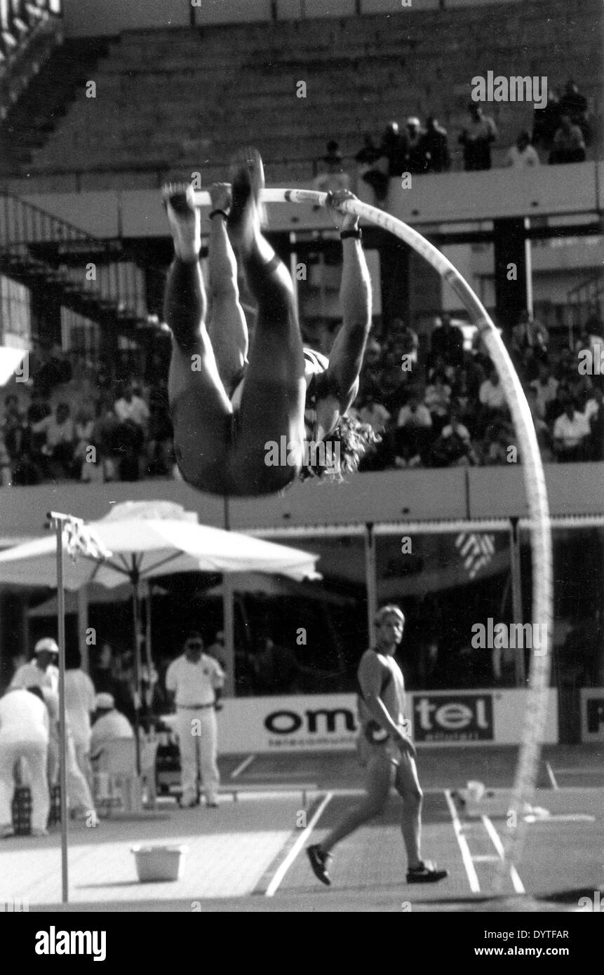 Saut à la perche Banque d'images noir et blanc - Alamy