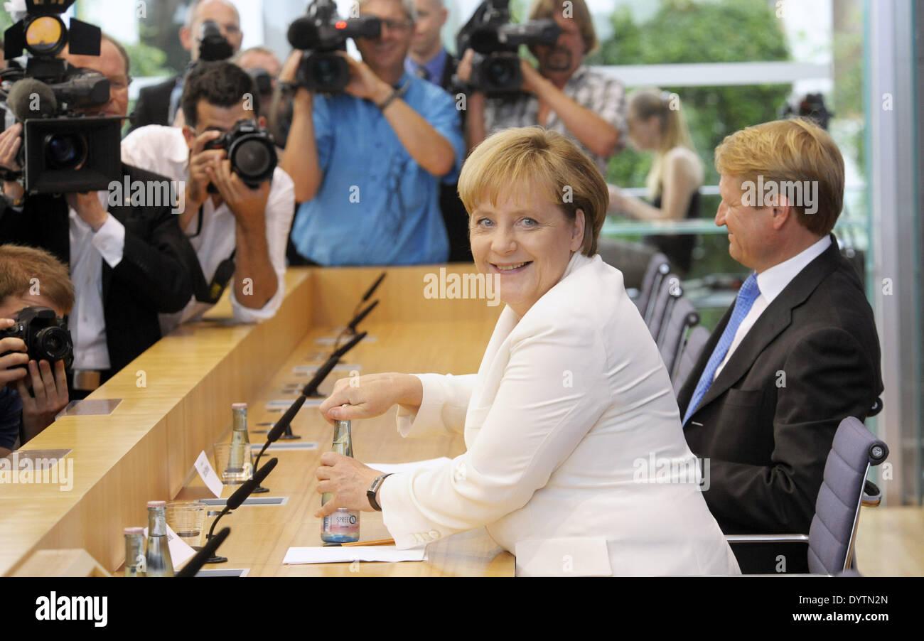 Ulrich wilhelm angela merkel Banque de photographies et d’images à ...