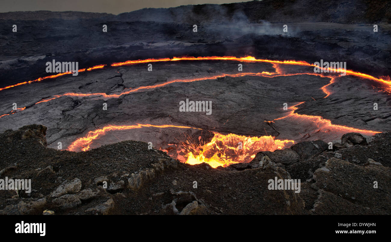 Le lac de lave vivant dans le cratère du volcan Erta Ale dans la ...