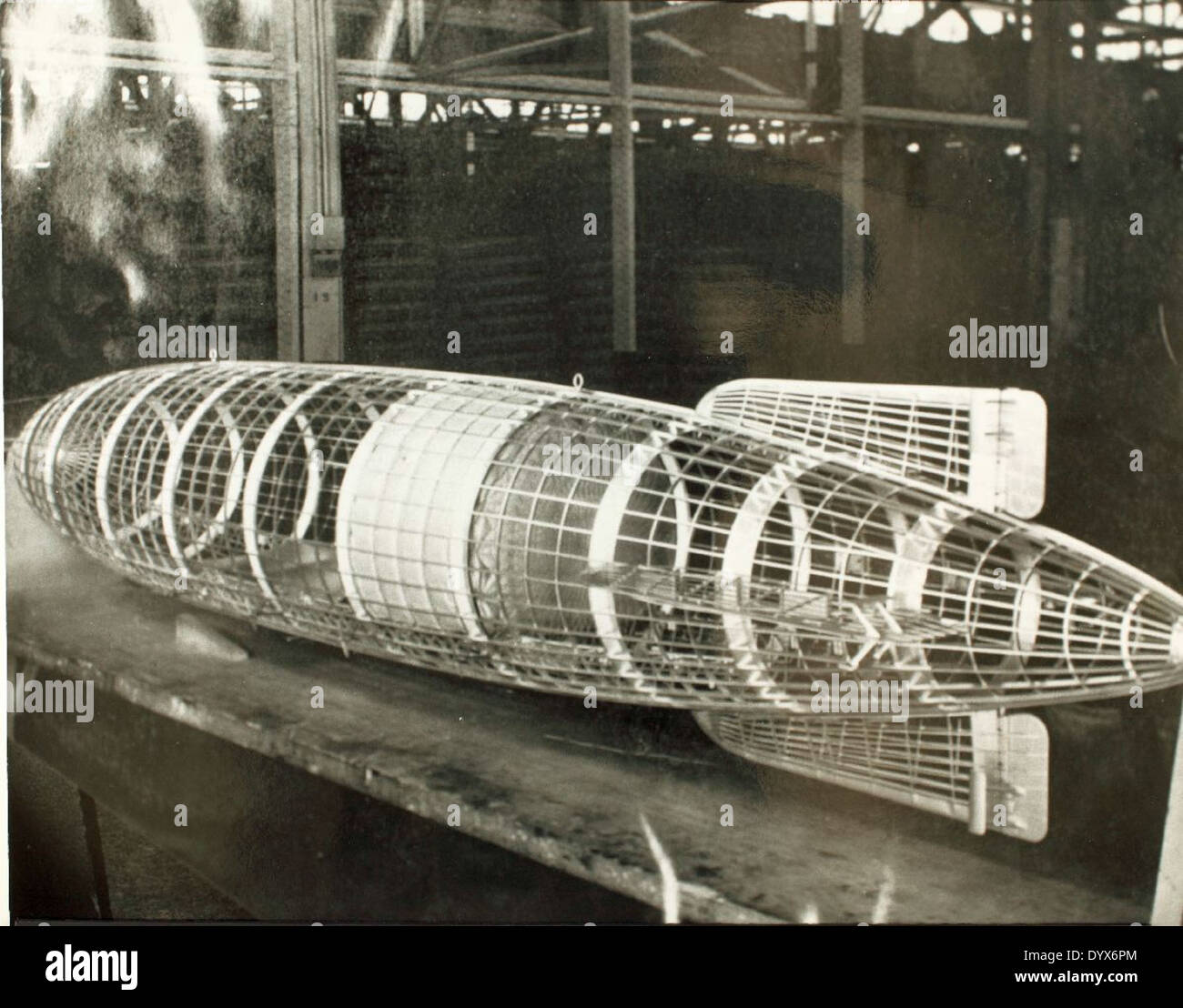 Cette photographie montre un Zeppelin, un type de dirigeable rigide ...