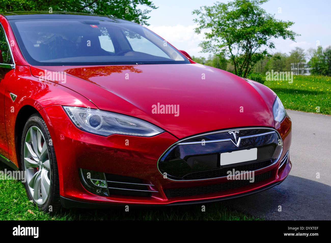 Modèle tesla rouge s Banque de photographies et d’images à haute ...