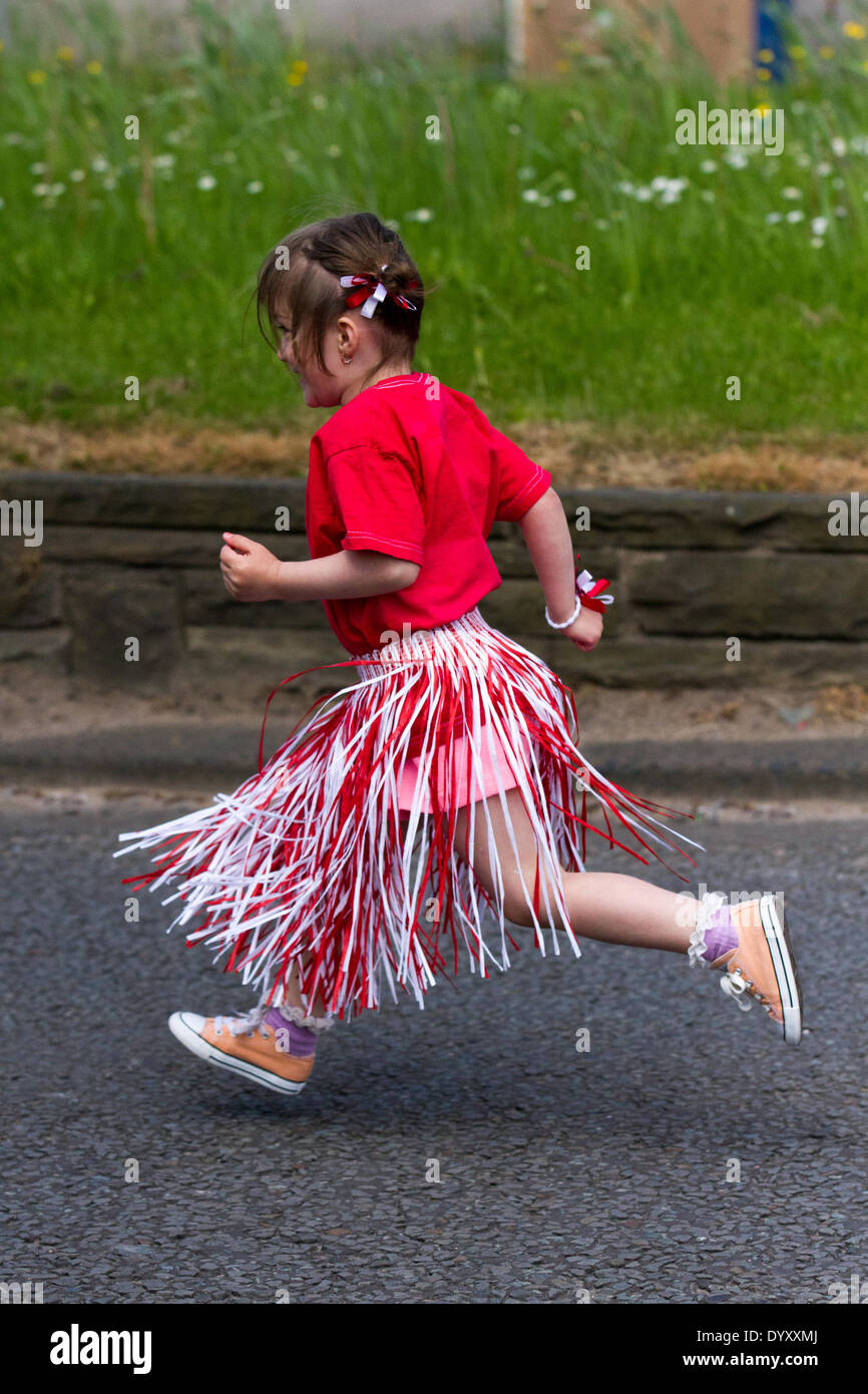 Manchester, Royaume-Uni 27th avril 2014.Une jeune fille « tard pour le ...